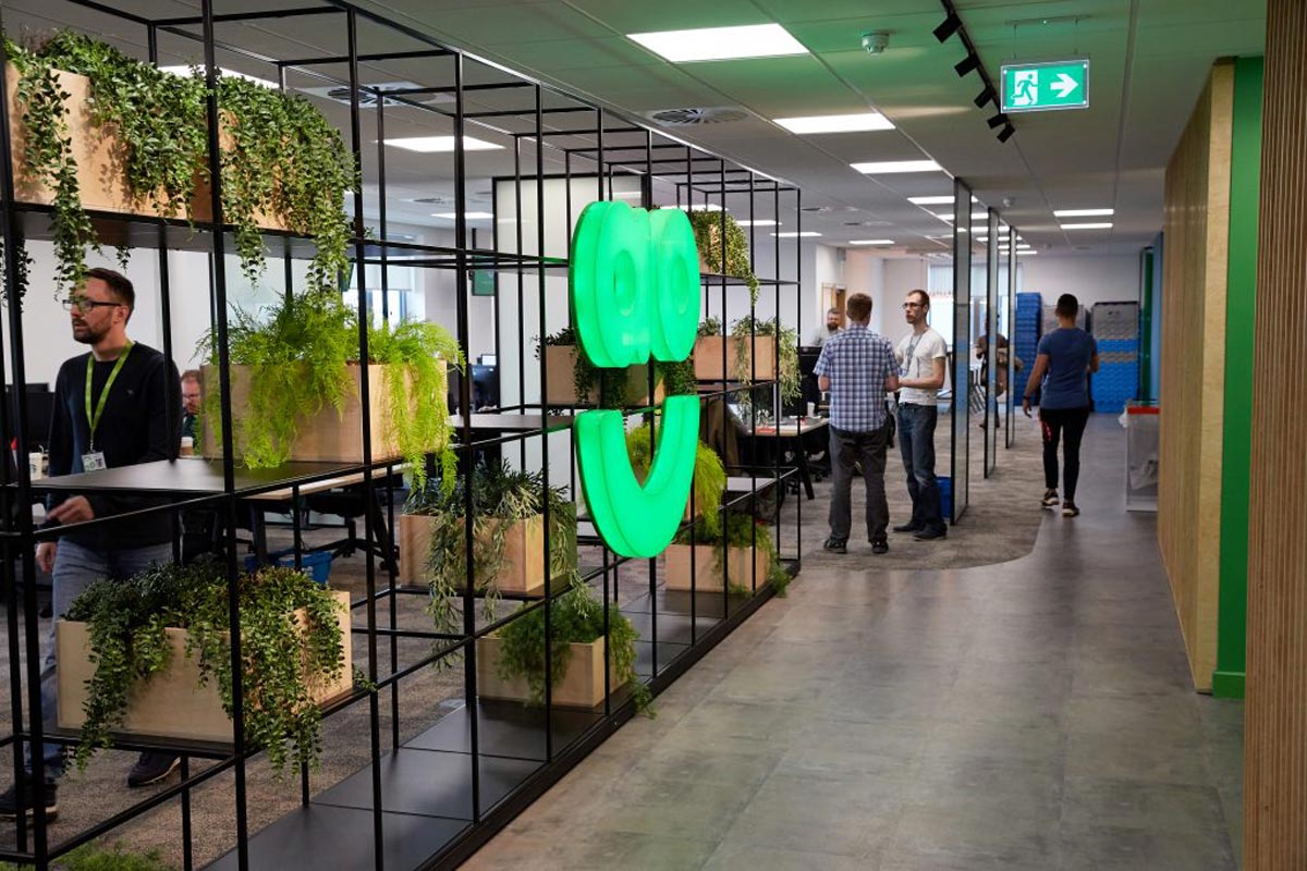 AO strikes fleet deal with Fraikin for 130 new vans | Facts