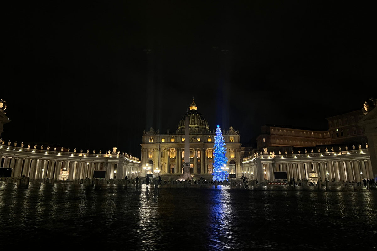 A MAN brings the Christmas tree for the Pope | Facts