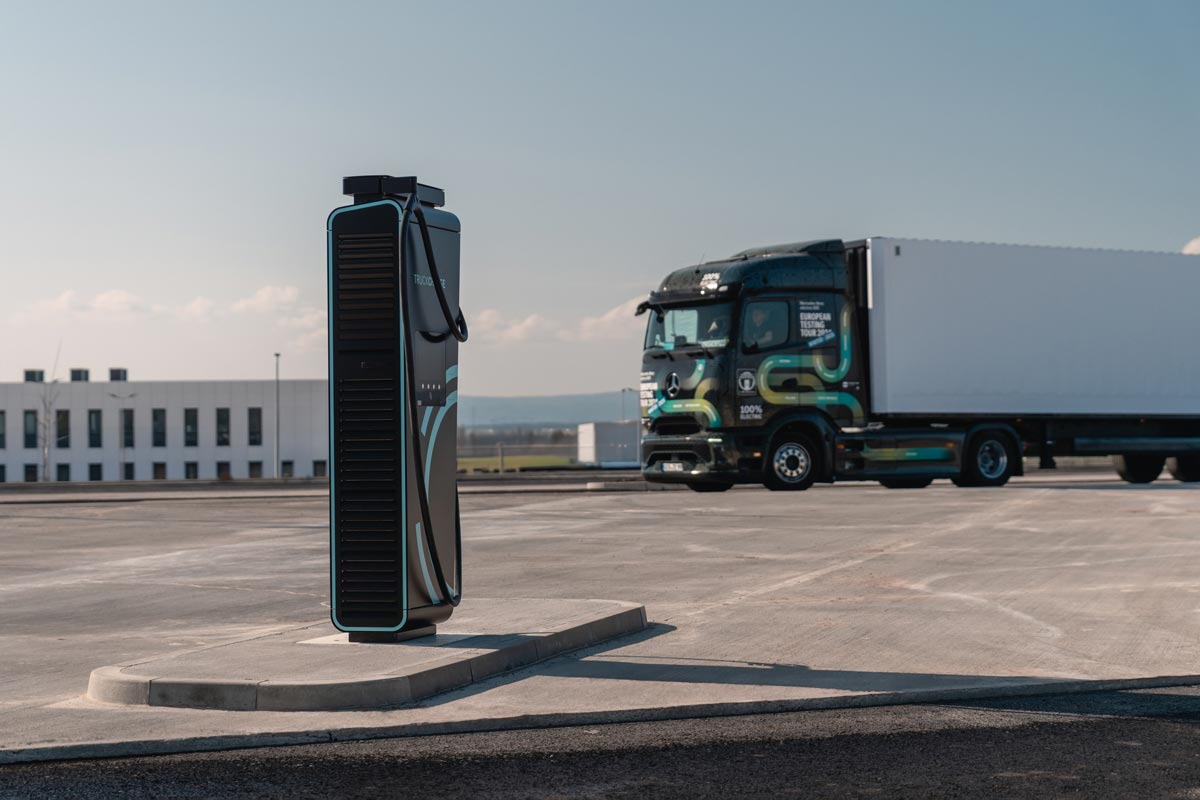 Mercedes-Benz Trucks aims to win a World Record title | Facts