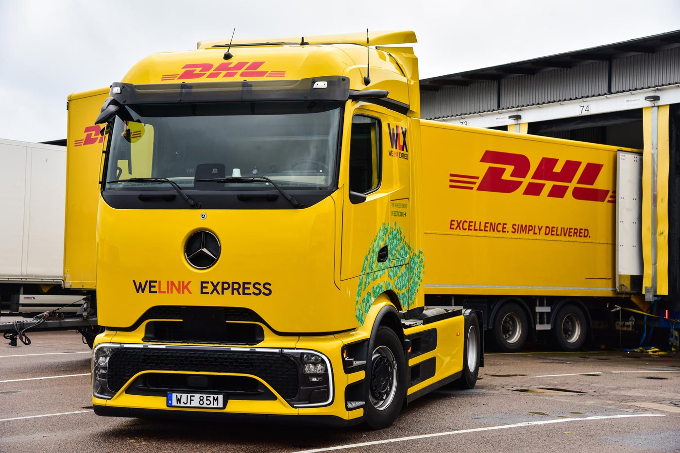 the eActros 600 on the road in Swedish long-haul transport